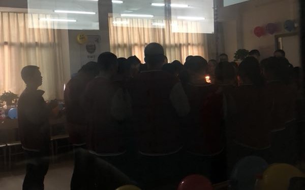 军训完后吃蛋糕,班主任首先对学生发起攻击