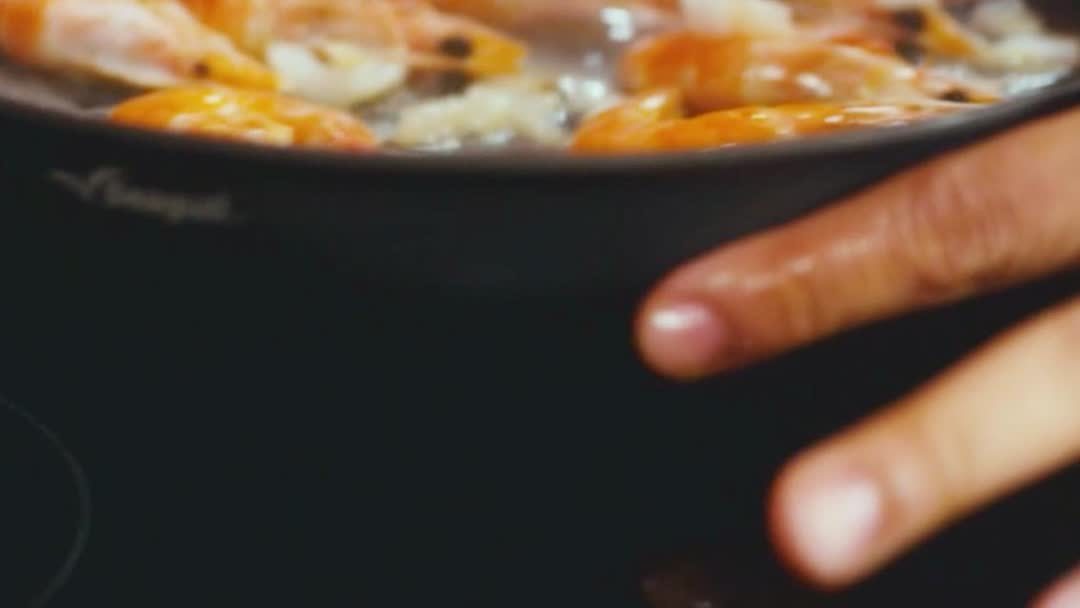 影视:在大赛上切伤手,直接把手指摁在热锅上止血,对自己真狠!