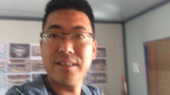 老张正确佩戴安全帽,200方水临时用浪费?铺草坪就和缝衣服一样