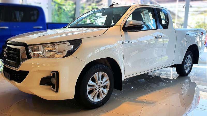 新车到店,实拍2020款丰田大皮卡Hilux,这外形真不赖!