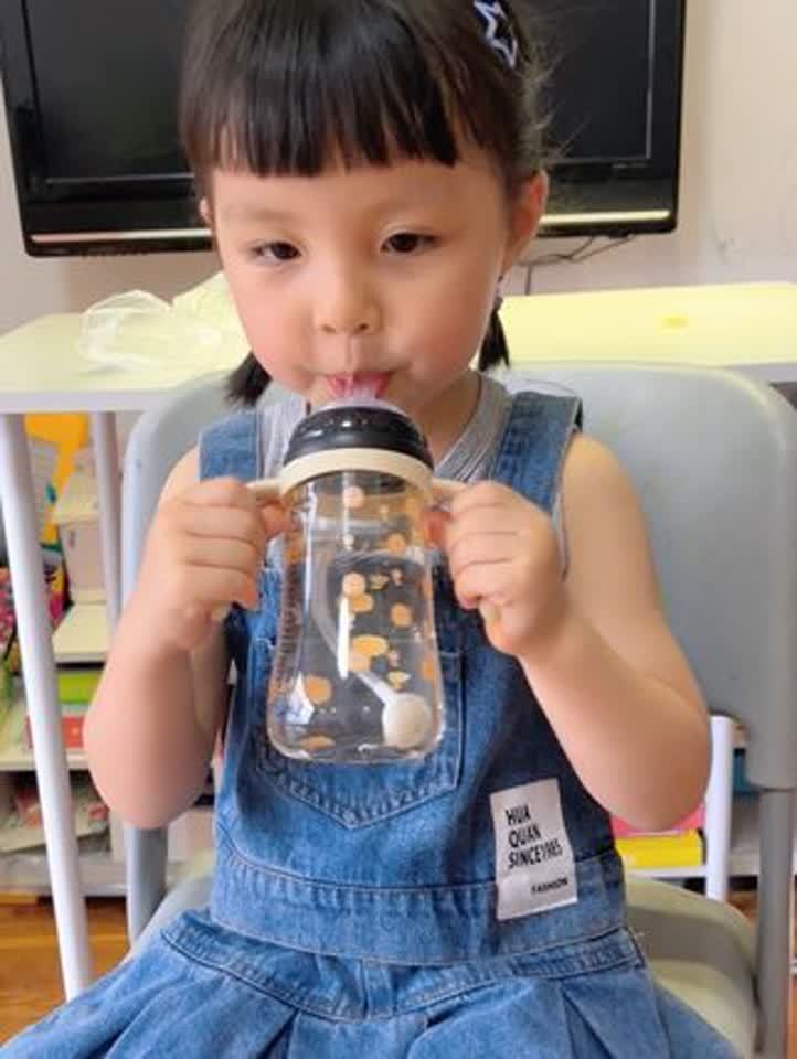 终于给你们找到不喷不漏的吸管杯了,孩子喜欢用它喝水,后悔没早点买!...