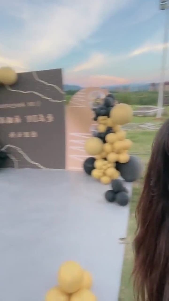 哈喽姐妹们今晚不播,晚上参加DY舞蹈派对跟着节奏嗨起来快乐就这么...