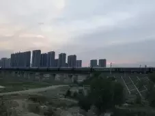 暮色中的K1177次列车驶过京包铁路