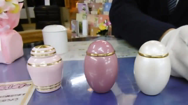 日本流行迷你骨灰盒,可以捧在手心里