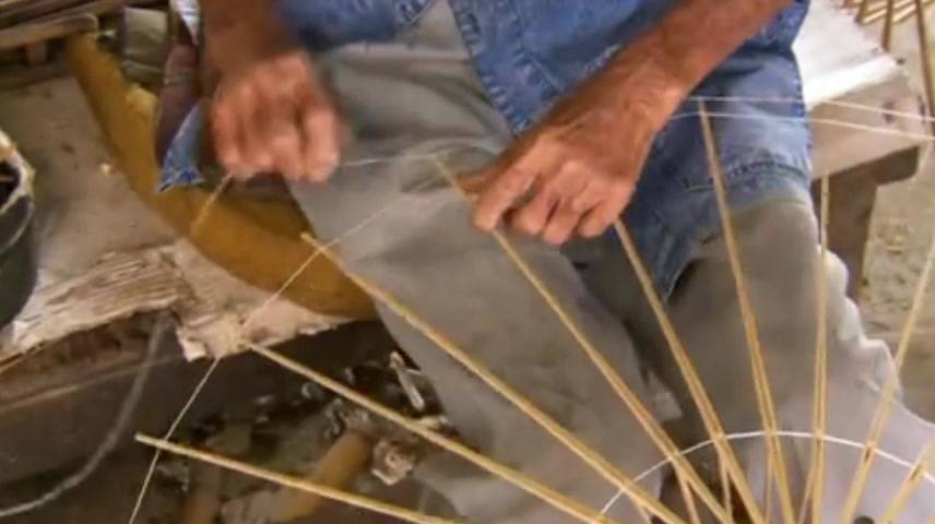 很多人好奇油纸伞是怎么做成的