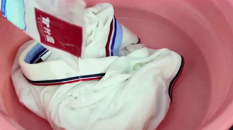 白色衣服穿久变黄,教你一个小妙招,没有一点污渍了,好实用