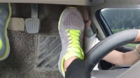 新手开车如何正确踩刹车, 避免因为紧张错把油门当成刹车