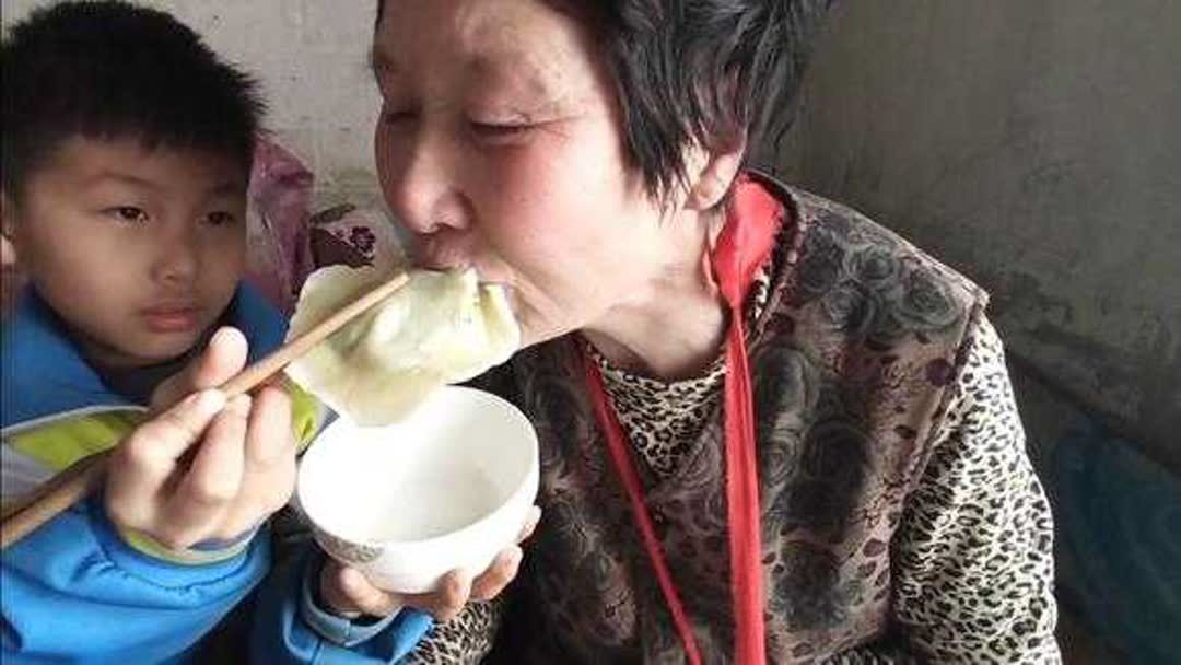 我们家的小男子汉长大啦!看到这暖心的画面感到欣慰