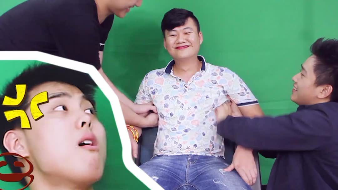 忍笑挑战!失败者要做到被别人饶痒痒30秒坚持不能笑