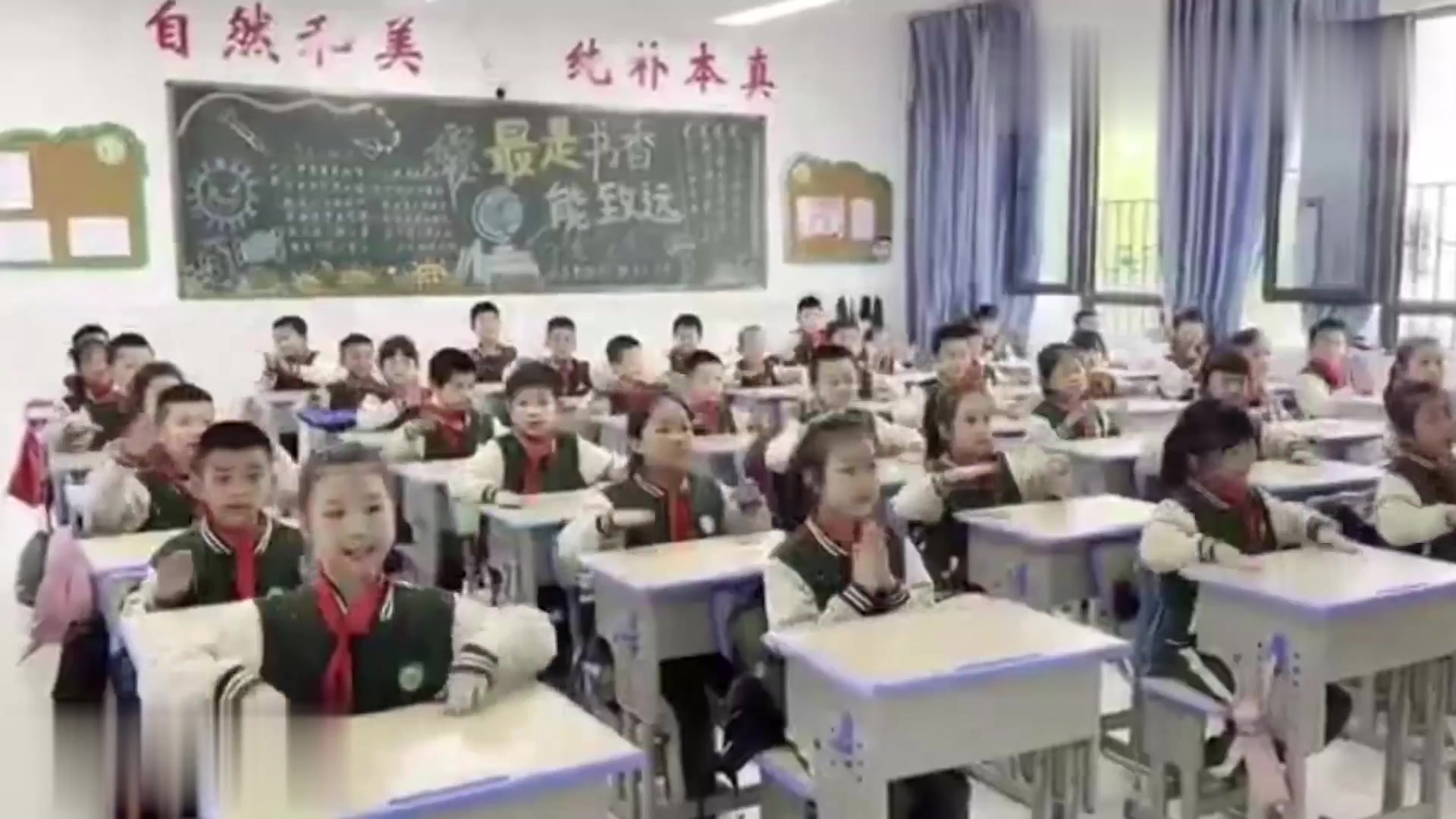 这个学校流行跳"课桌操""课桌舞",课间比拼"舞技"好精彩