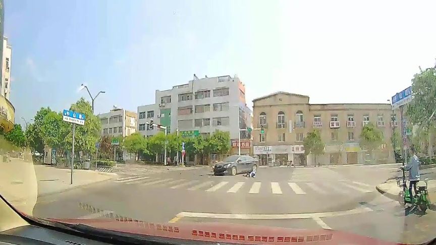 行车记录仪拍到的交通事故现场