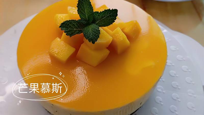 家里有芒果吗?不用烤箱不用抹面,这个芒果慕斯蛋糕太简单了
