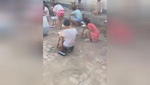 农村学校蹲着考试,连桌子都凑不齐了