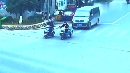 此时此刻商务车怎么想的,电动车女子怎么想的,宝马车主怎么想的