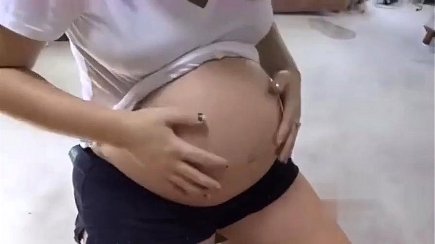 国外孕妇一人在家时羊水突然破咧,肚子下楼梯开车去医院生产