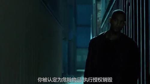 无意间发现电脑系统控制的机器人在销毁保护人类的机器人