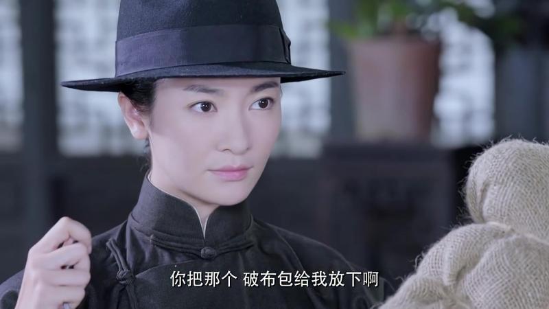 美女为了抢枪,拿炮竹做了个炸弹,吓得所有人躲桌子底下