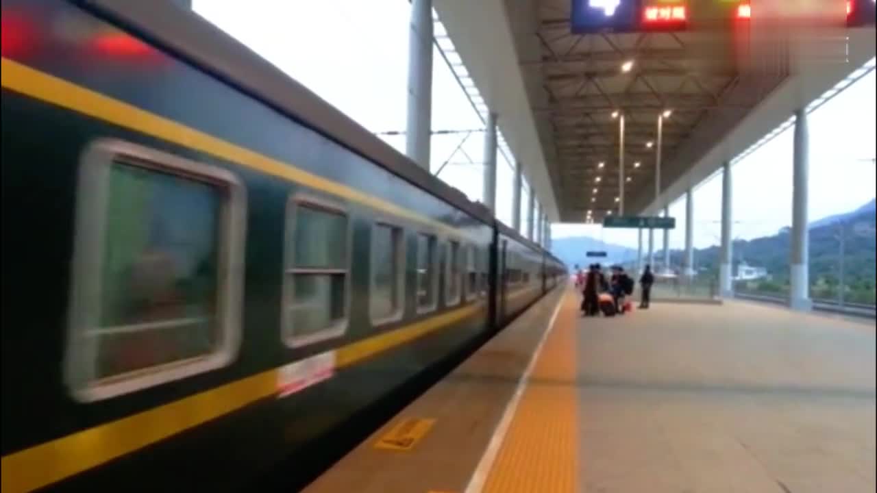 全程42小时厦门开往昆明 K230次列车中途进漳州站停靠