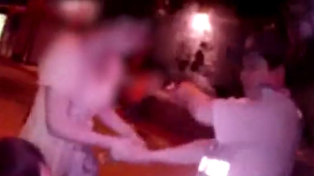 湖北一6岁女童独自在家险从18楼坠落 母亲拒绝警察开锁救人