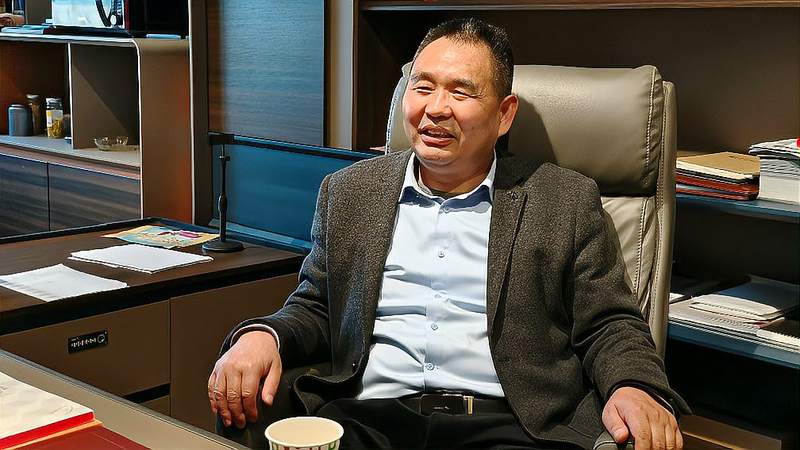 打拼30年创下千万财富,59岁退伍老兵摆地摊起家,创业经历很励志