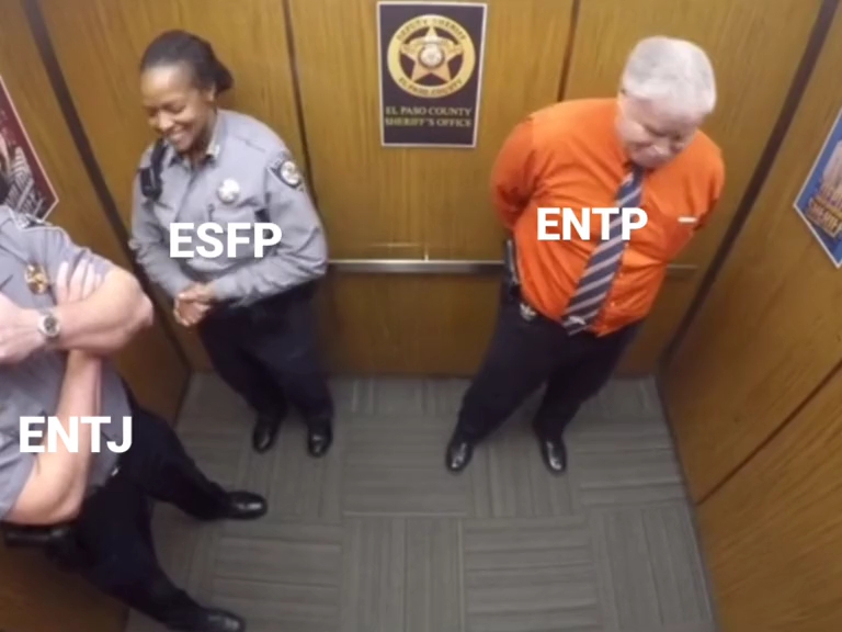四个e人在电梯里会有多快乐