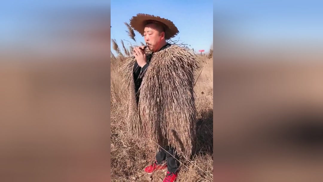芦苇荡中一老翁,泪管吹的真好听。风大天冷多加衣,身体健康佑今生!