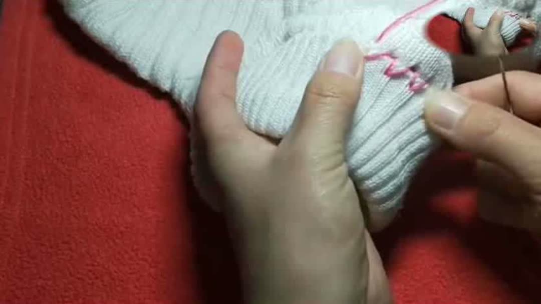 高领毛衣如何改成中领或是低领?这样缝几针高领毛衣缝出双层中领