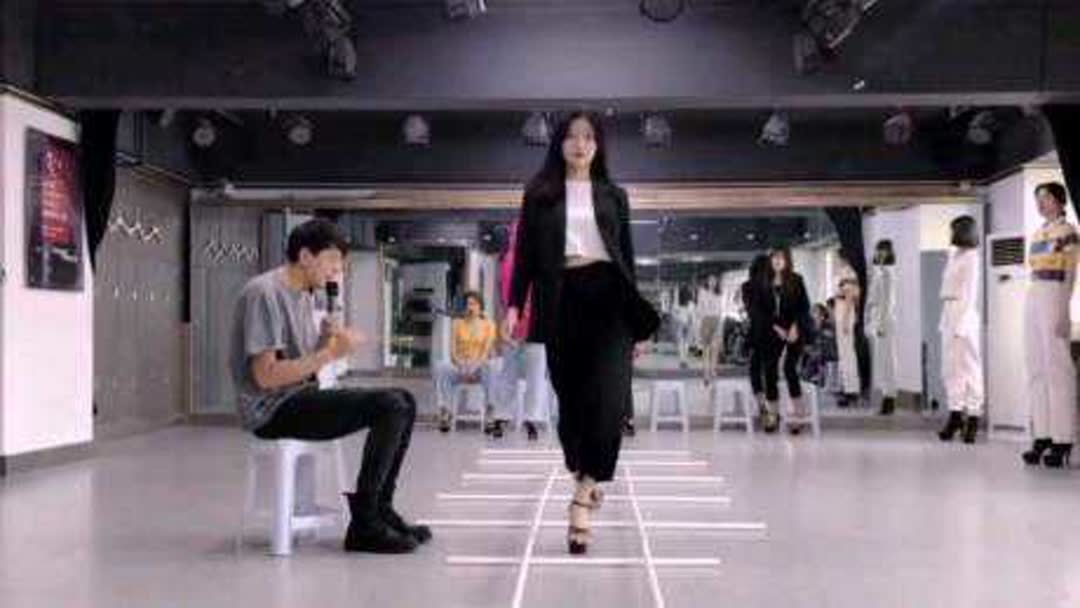 台上要想有范,台下就得吃苦,看看模特是怎么训练的