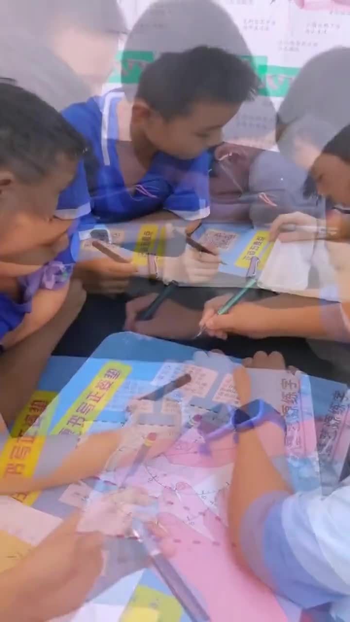 同学们在一起研究正确的握笔姿势,您能看出来那位同学最专业吗书法...