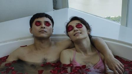 妻子挂着个二维码,丈夫拿手机扫了扫,意外发现能复制人