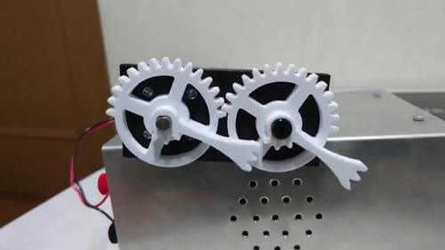该结构通过与不同齿数的缺齿齿轮啮合来改变角速度