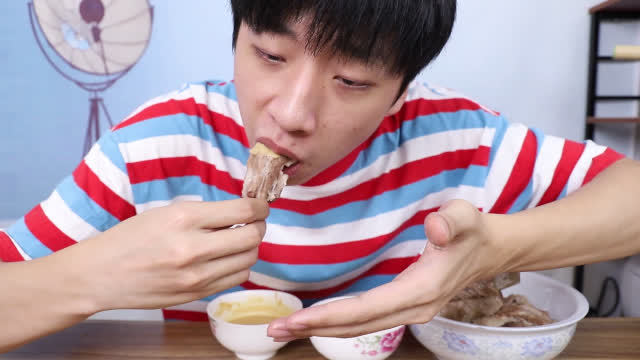 帅小伙教你最简单的猪肋排做法"手抓排骨"一口嫩到脱骨!