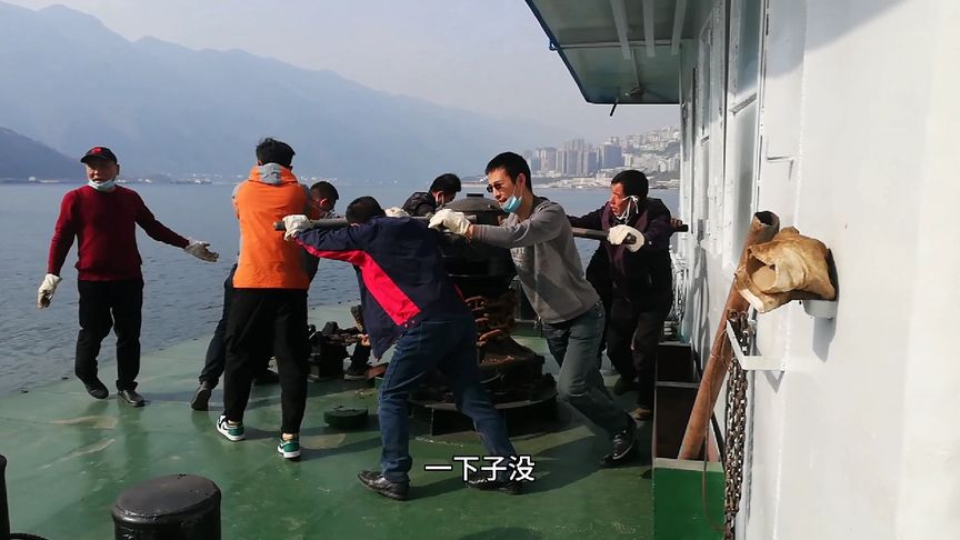 长江三峡水位降低20个工人合力移动千吨船舶最后怎么样了