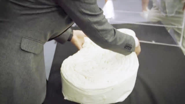 老外用纸折叠了13次,创造了世界纪录,不信你拿纸试一下