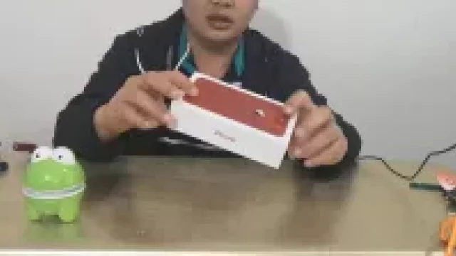 苹果手机包装盒底部,到底有没有备用数据线,拆开看看一目了然