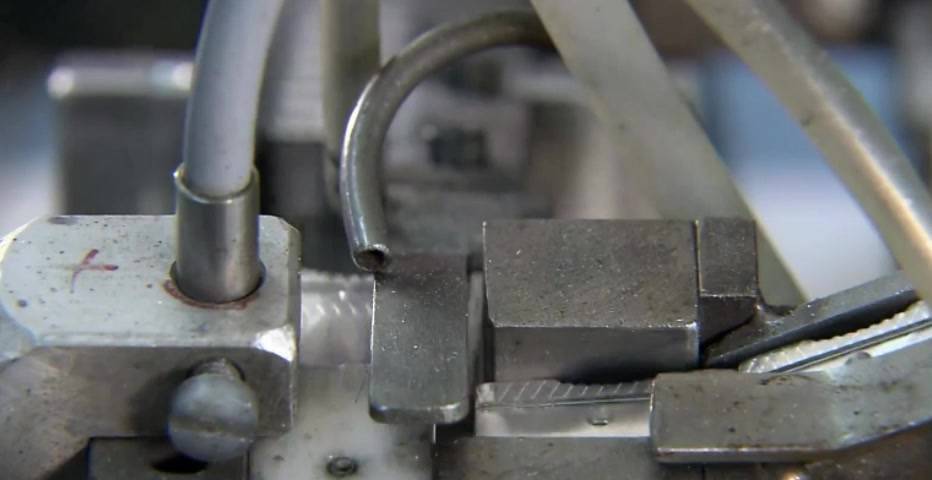 电动削笔机是怎样把笔头削到正好长度自动停止的呢