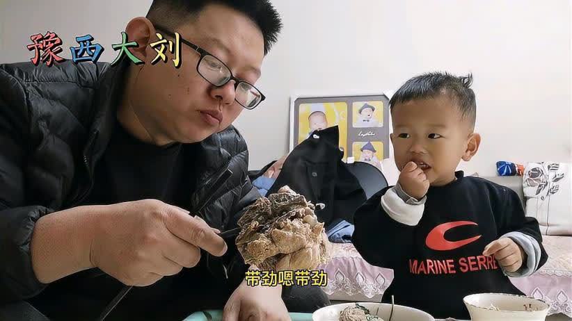 天冷了,小伙干活回来,媳妇做清炖排骨,汤鲜肉美,吃着过瘾