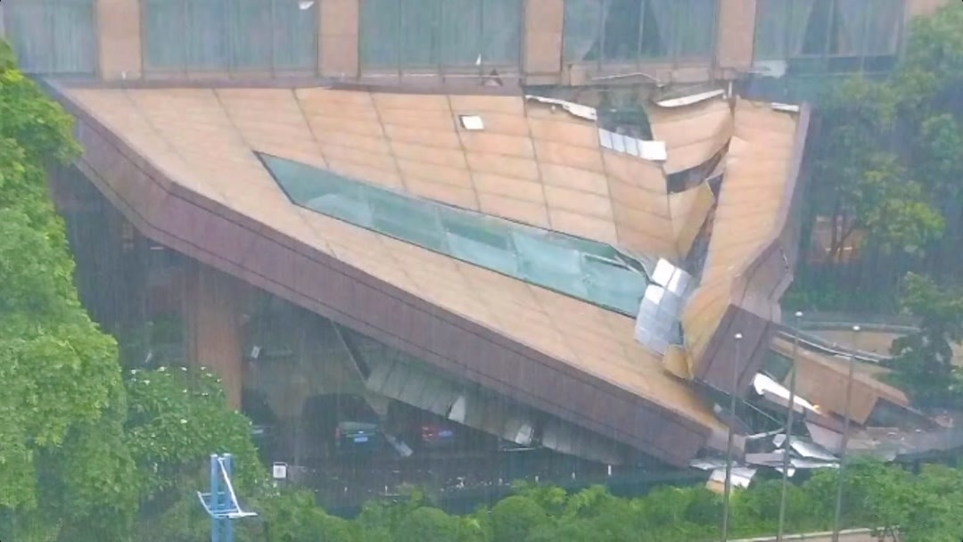 广东中山一酒店正门雨棚坍塌埋压2车 酒店:因维修暂不对外营业