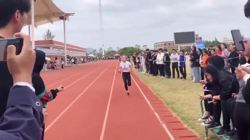 女儿运动员取得第一名的成绩,老师发来视频表达庆祝?