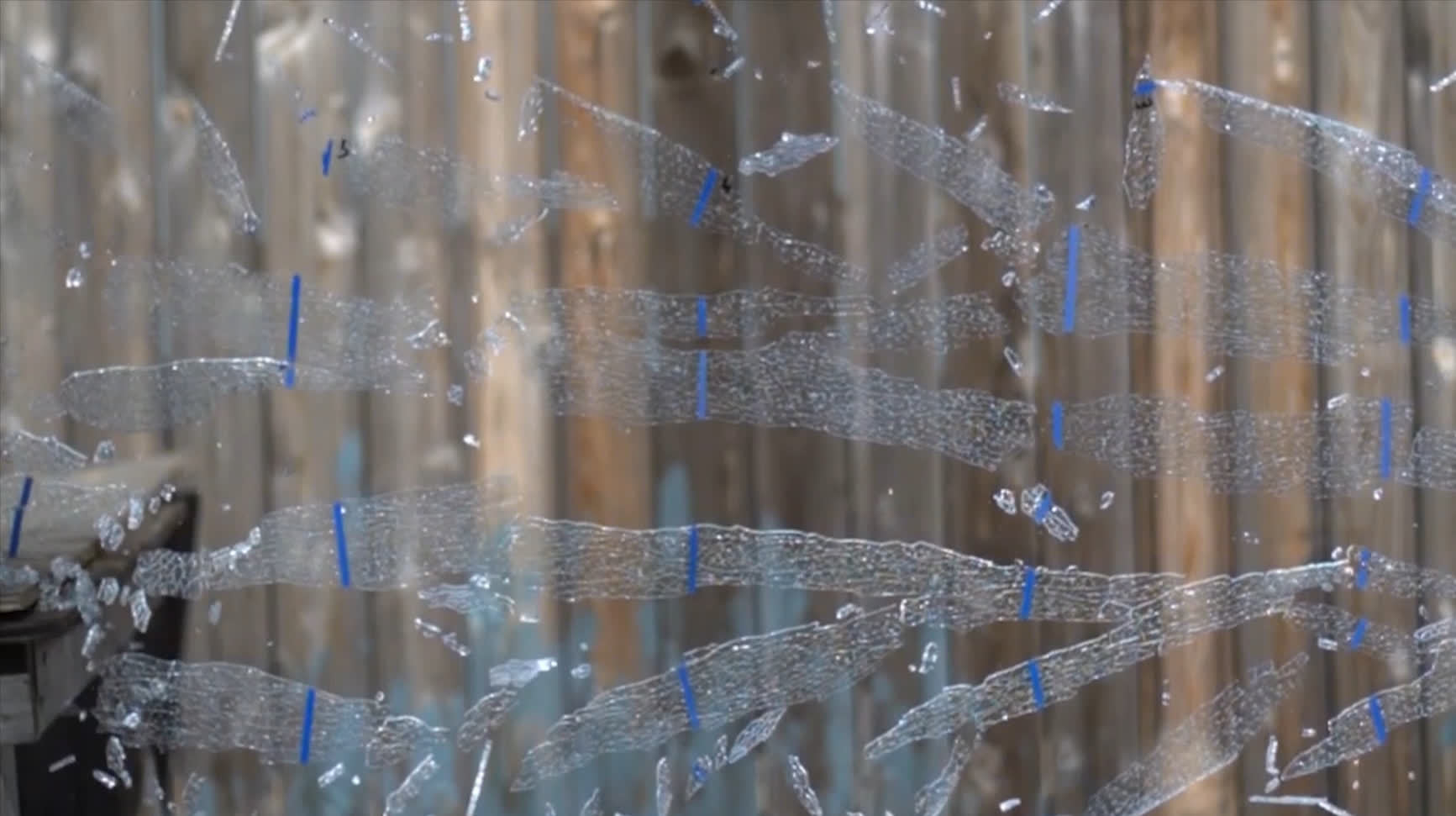 玻璃破碎画面,被摄像机捕捉,慢镜头下的美丽难得一见