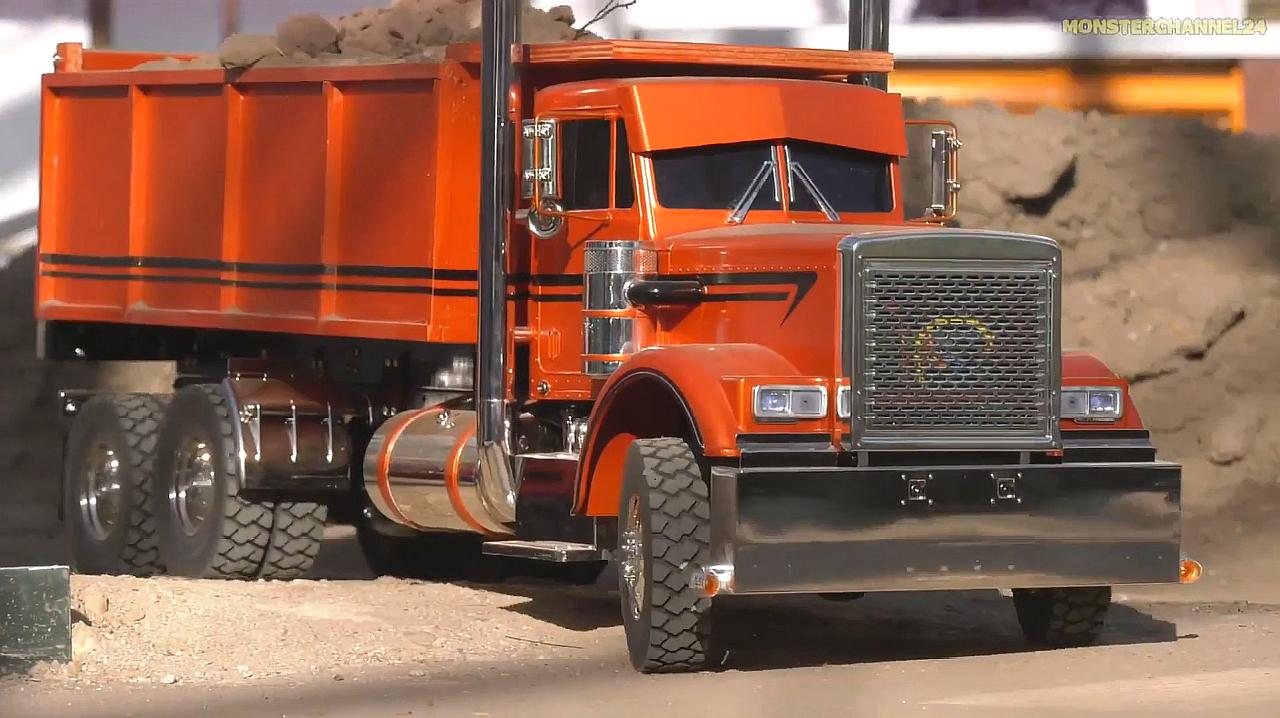 RC卡车模型聚会,许多卡车和重型机械,绝对让你大饱眼福