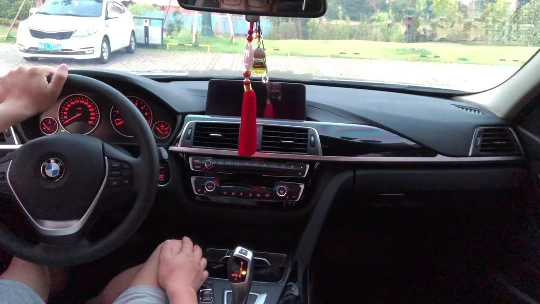 开手动挡的人,不会开自动挡汽车?看看老司机亲自演示