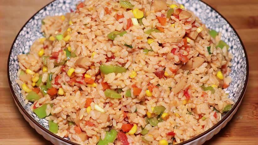 炒米饭的家常做法,材料丰富又好吃,一点都不腻
