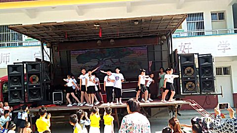 蒋庄小学五年级表演的诗歌朗诵巜壮志中国》