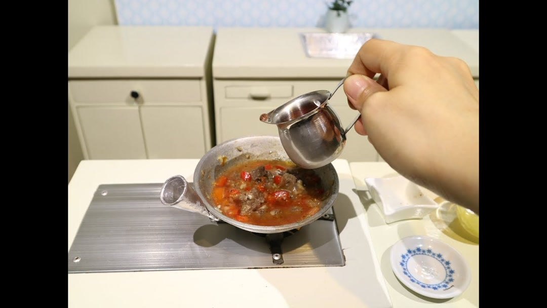 趣味食玩用迷你厨具和小朋友做丰盛的午餐吧