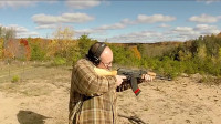 武器测试:老外上手AKM 7.62×39mm突击步枪,感受一下老外的压枪技术!