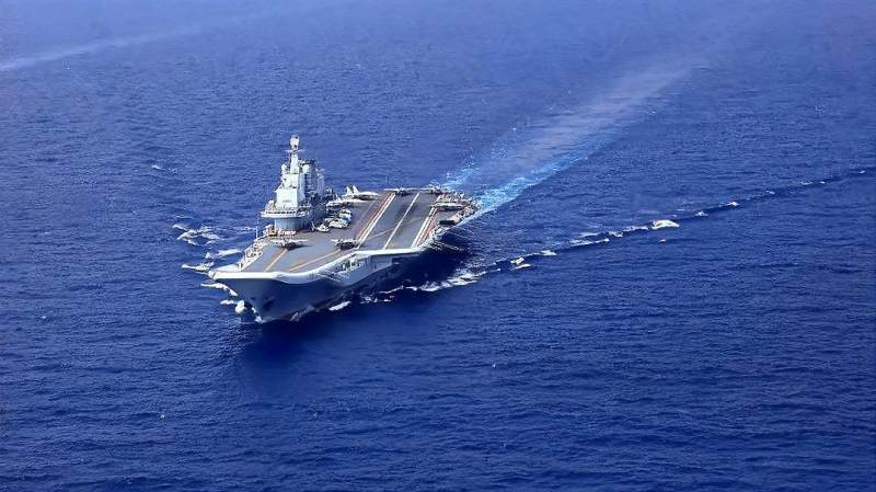 辽宁舰在海上航行,遇到海啸怎么办,会被掀翻吗?