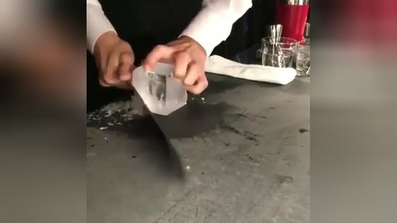 外国酒师用刀手动把冰切圆,这技术太牛了