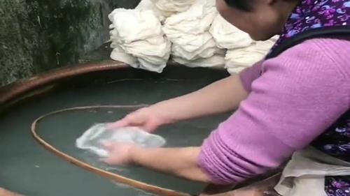 难怪蚕丝被这么贵,原来里面的蚕丝,都是纯手工拉制出来的