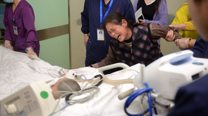 3岁孩子睡醒后突然口吐鲜血,宝妈要跟奶奶拼命,是你害死孩子!